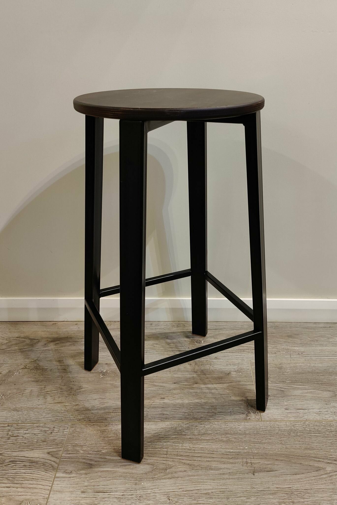 Барный стул ВАН ДЕР РОЭ: цвет дерева тёмный орех, чёрный металлический каркас