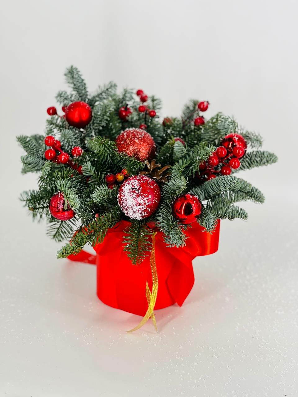 Новогодняя композиция, композиция из живой хвои, нобилис в шляпной коробке