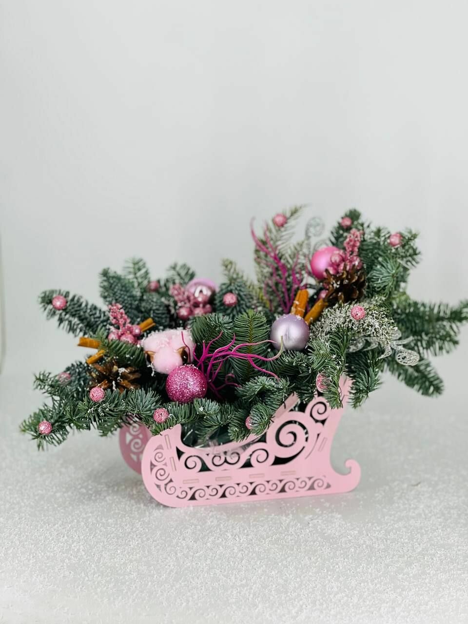 Новогодняя композиция из живой елки нобилис в деревянных санках