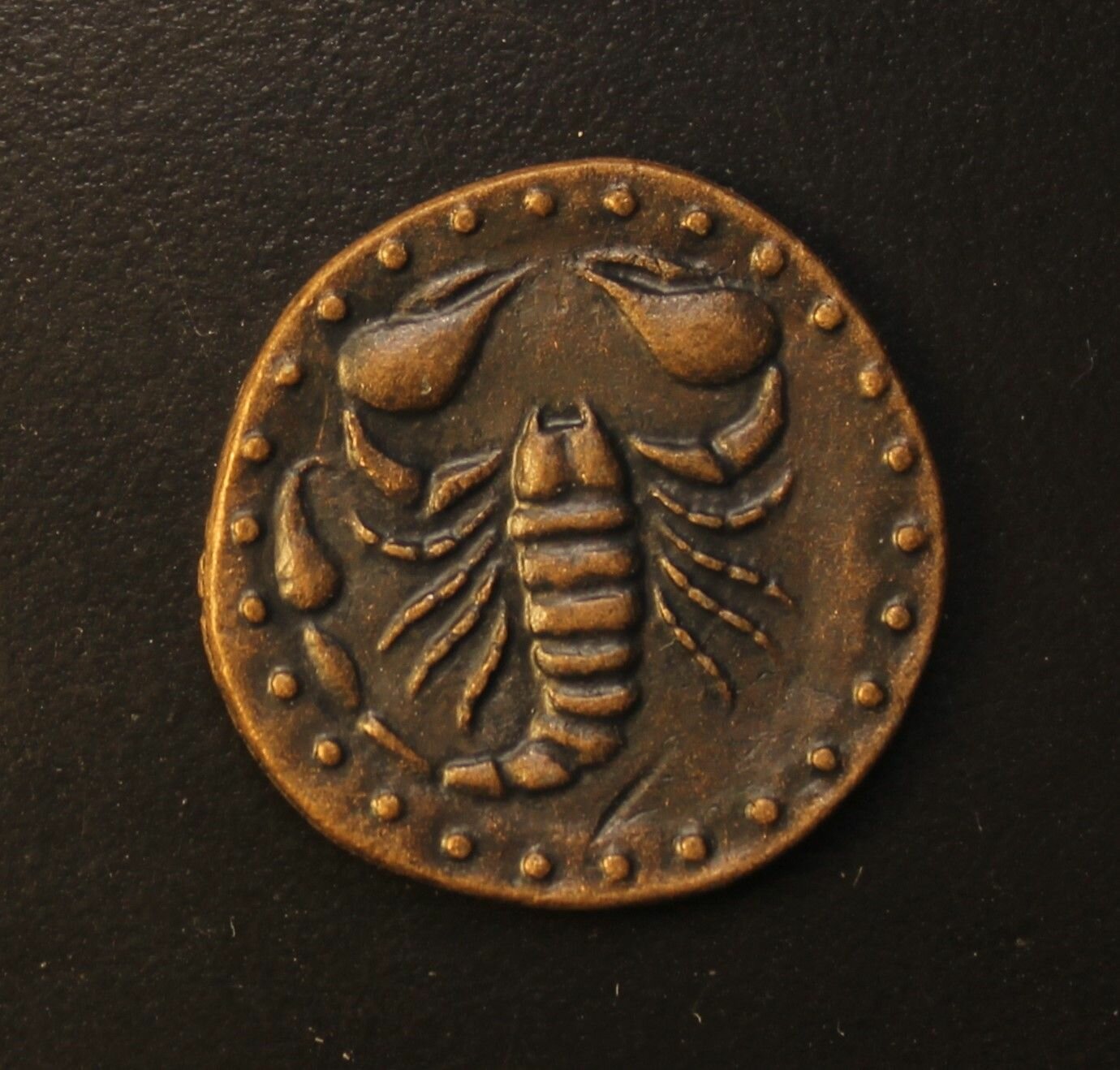 Сувенирная монета Золото магнитного моря "Скорпион" медь