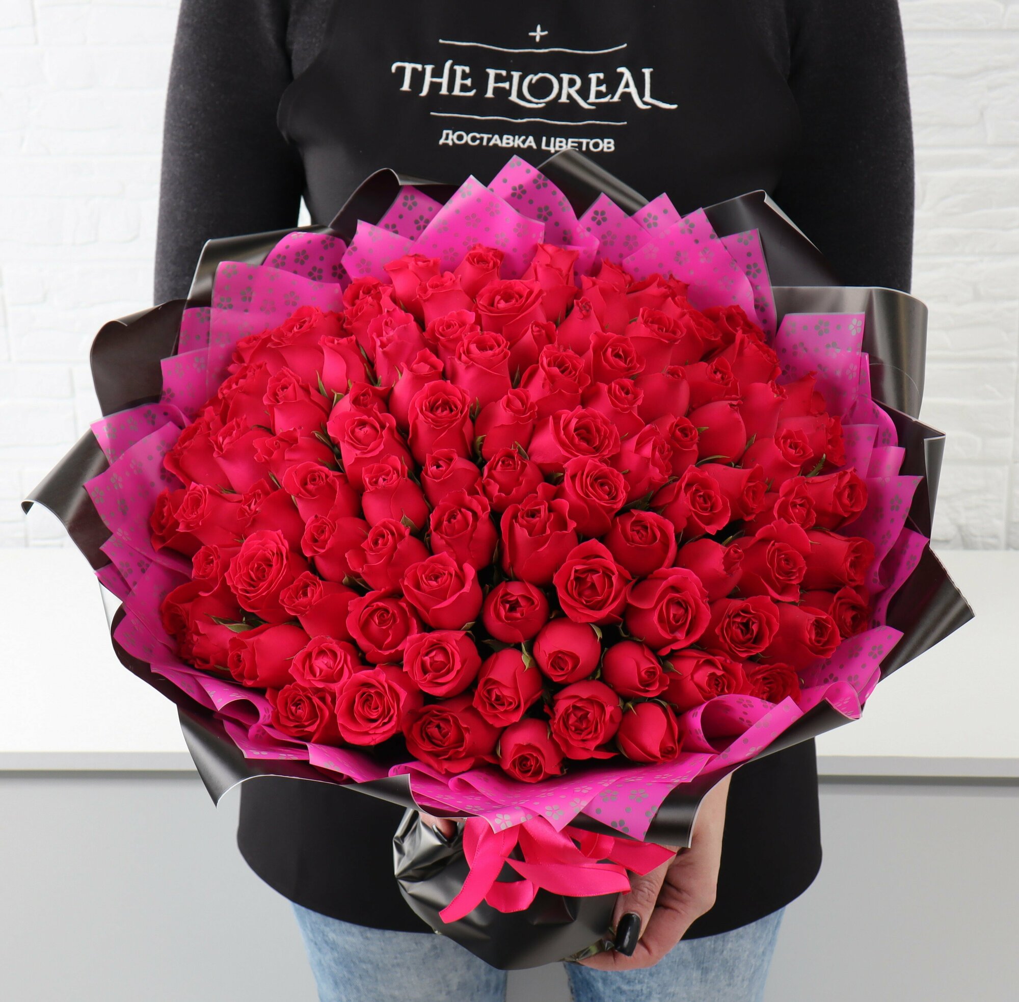 Монобукет THE FLOREAL красная роза 101 штука, высота 40 см, с бантом
