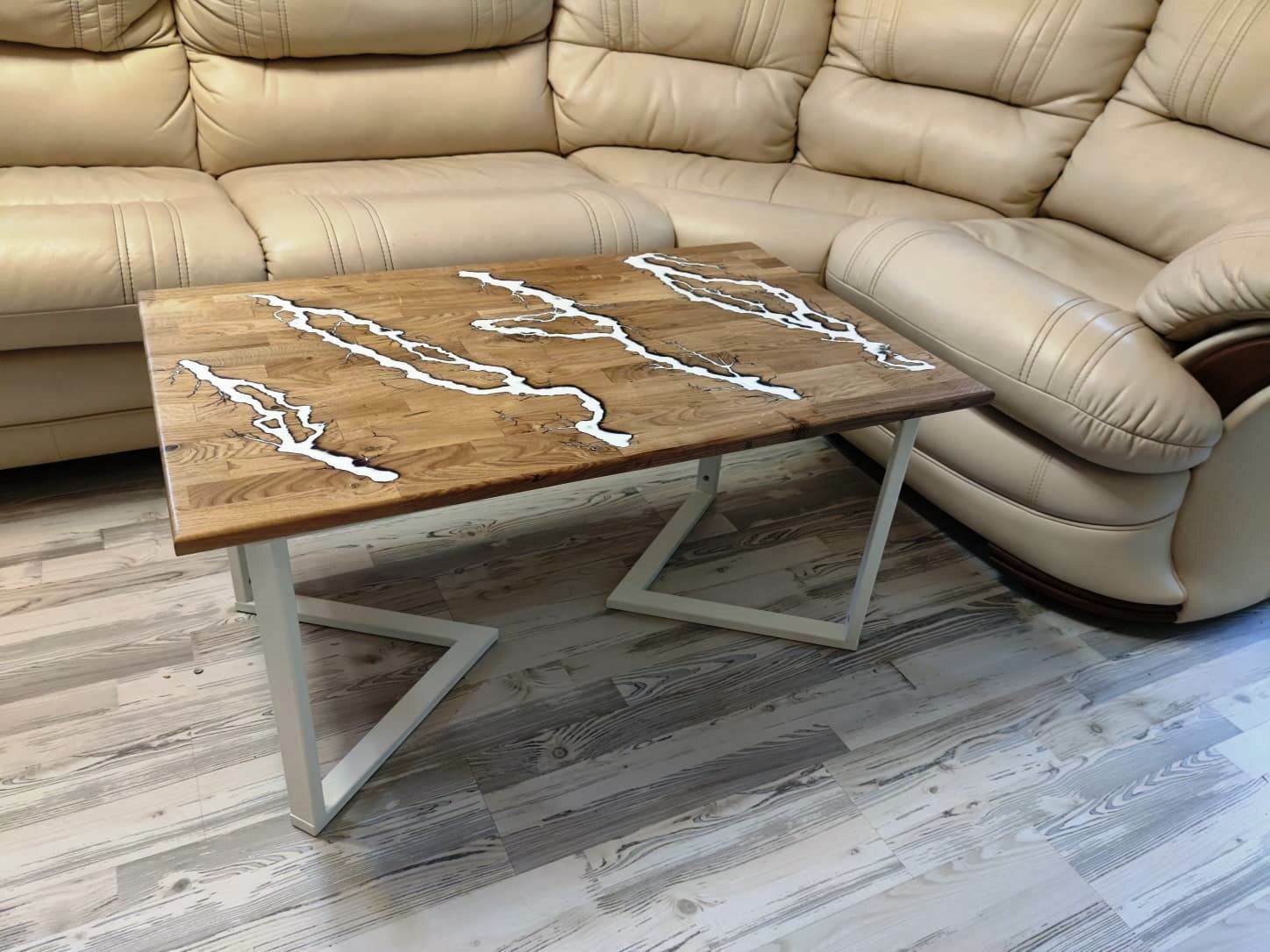 Стол из натурального дерева (массив дуба) с белыми молниями из эпоксидной смолы