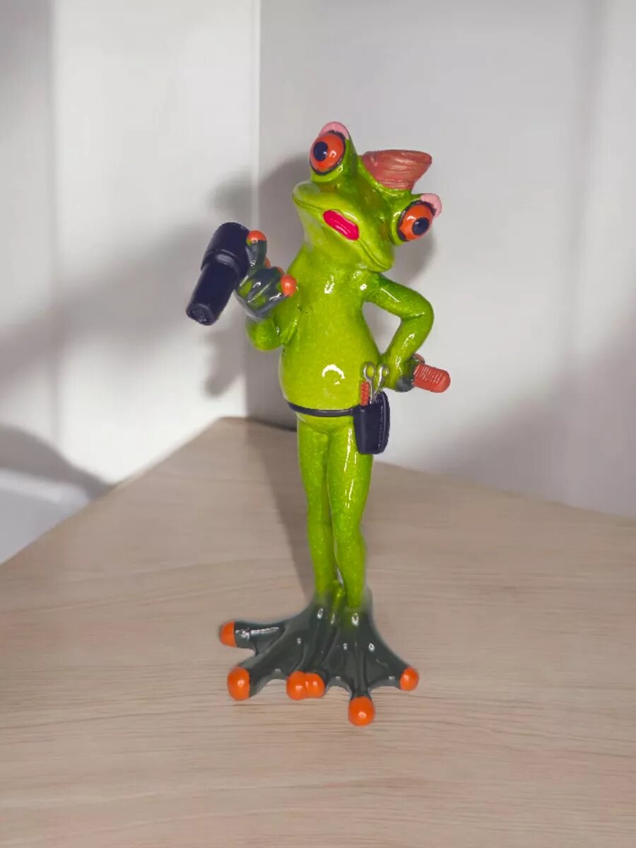 Статуэтка лягушка парикмахер для интерьера