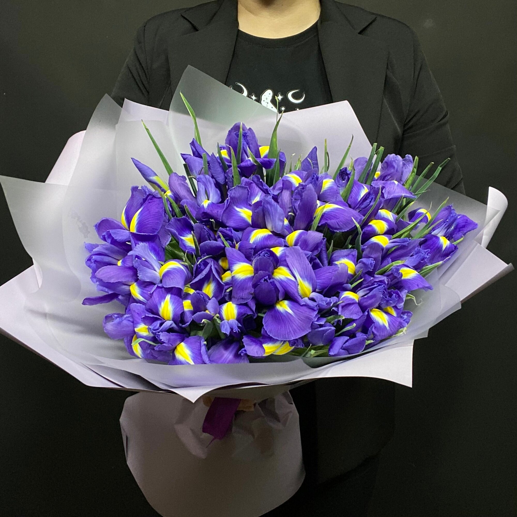 Ирисы (51 ирис), высота букета 40 см, ширина букета 35 см, монобукет
