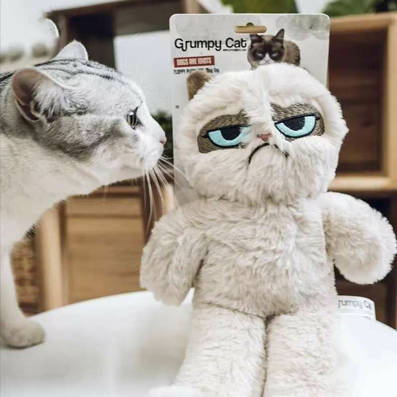 Пушистая игрушечная кошка