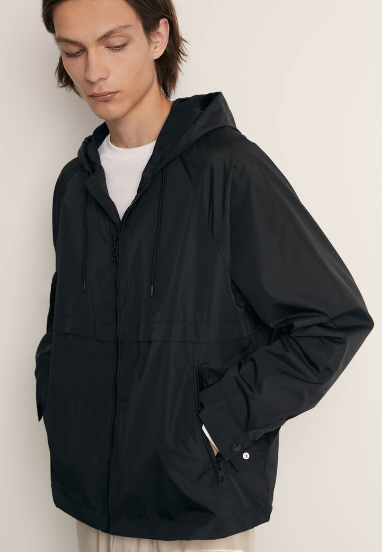 Ветровка с капюшоном