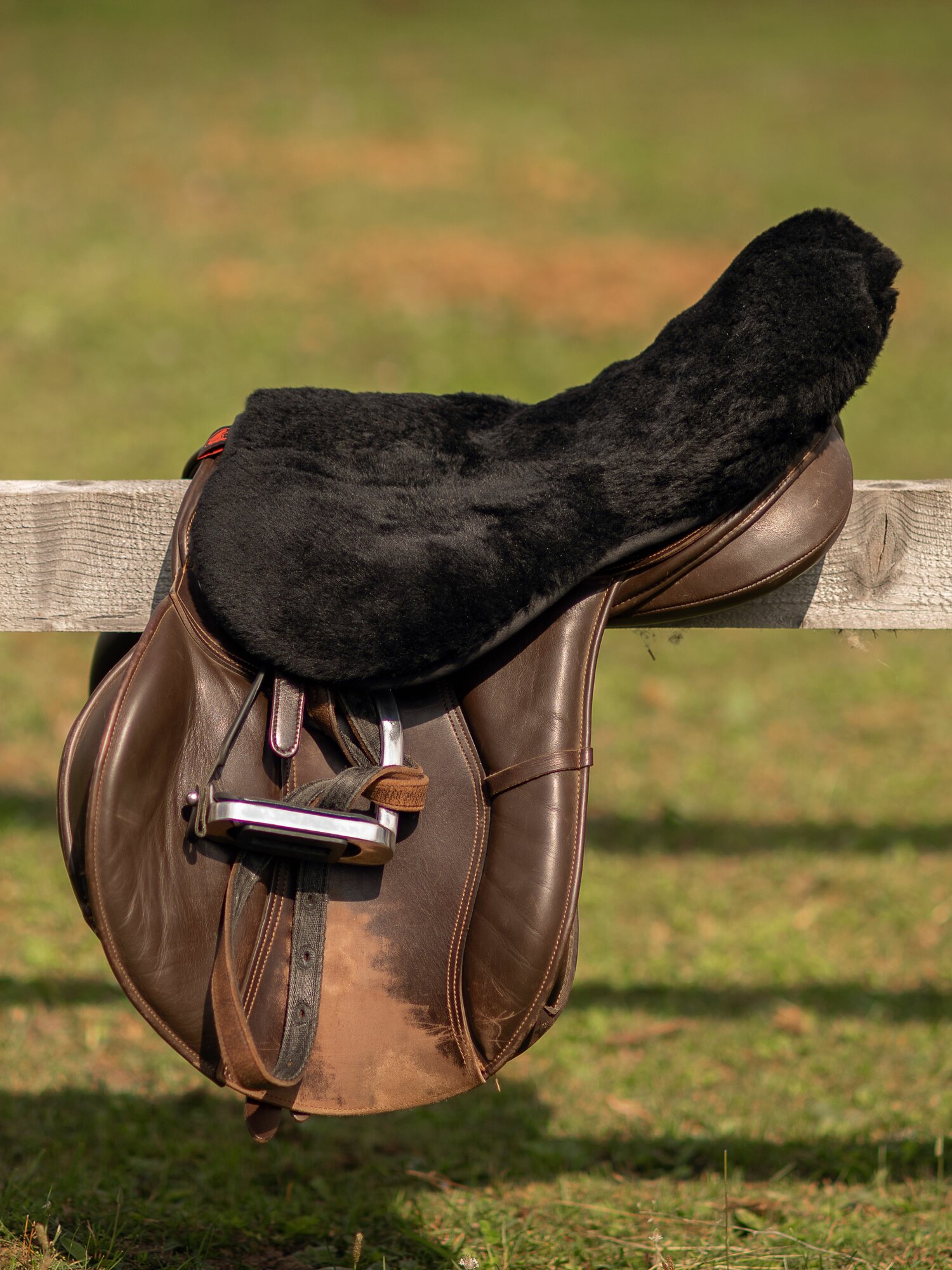 Меховушка на седло из натуральной овчины, на конкурное седло