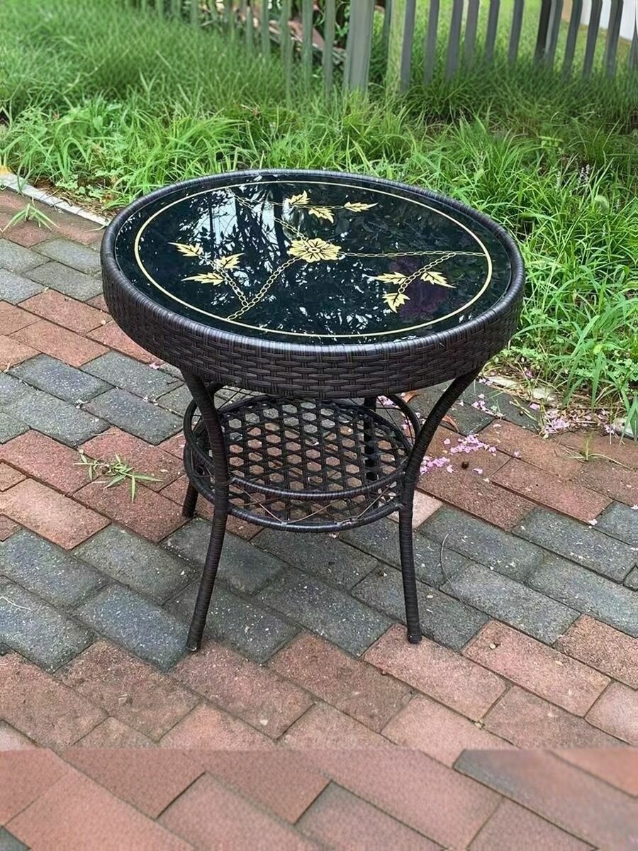 Спальня на балконе, сад, небольшой круглый столик из закаленного стекла, простой искусственный ротанг, 60*60*60 см