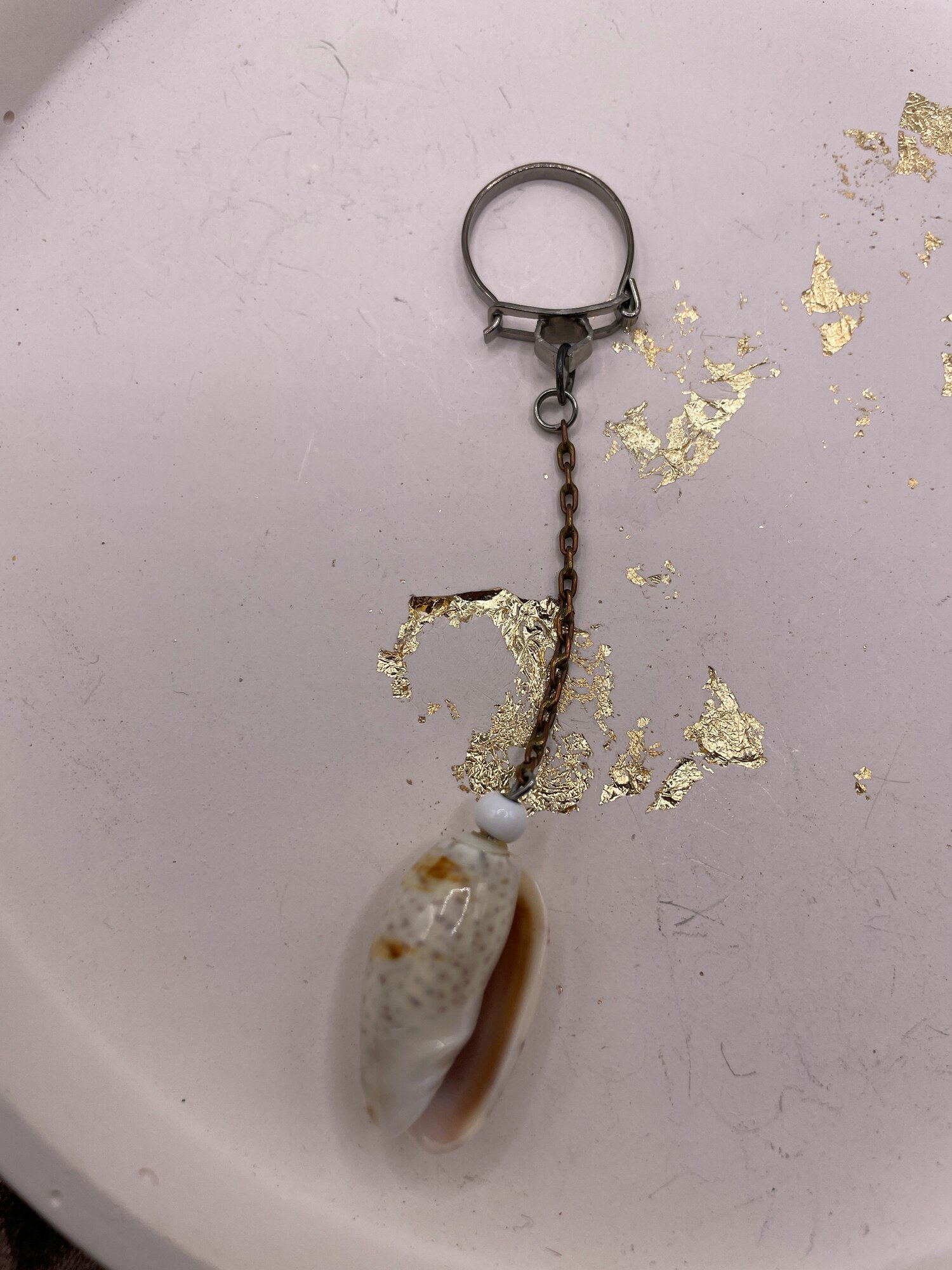 Винтажный брелок из ракушки