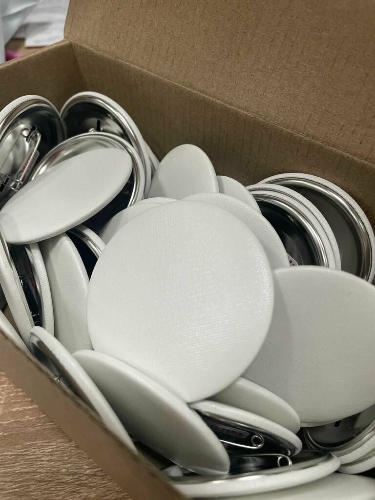 Набор значков с холстом для росписи красками