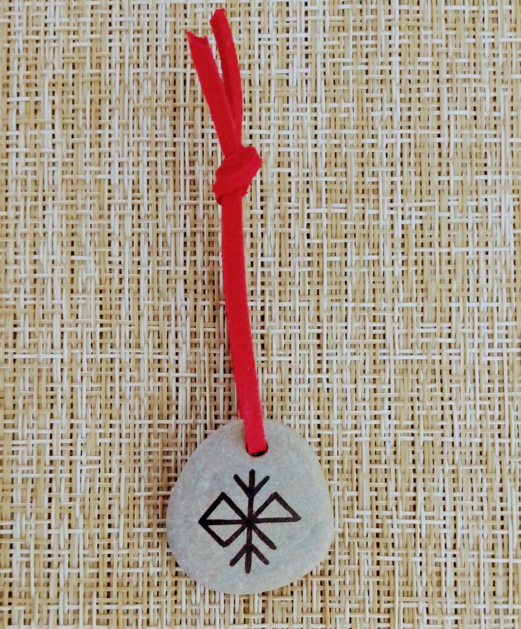 Оберег на камне "Мать и дитя" Брелок на шнурке. Гравировка. Ручная работа.