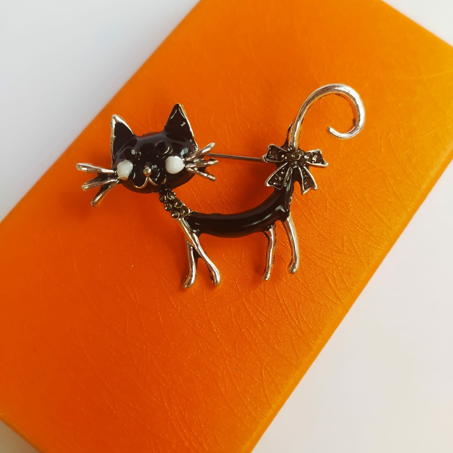 Брошь, стразы, эмаль