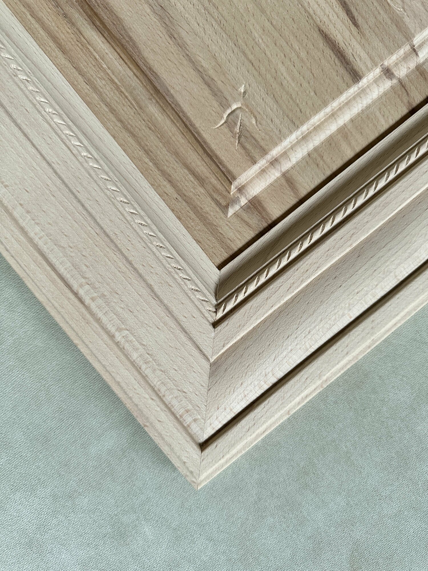 Фасад из массива бука "Ирма", филенка массив с "птичками", без отделки 956*297 мм