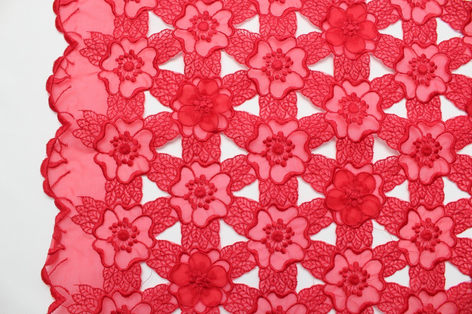 Ткань Вышивка (perfori) хлопком на органзе ярко-красная с фестоном по одной кромке, ш130см, 0,5 м