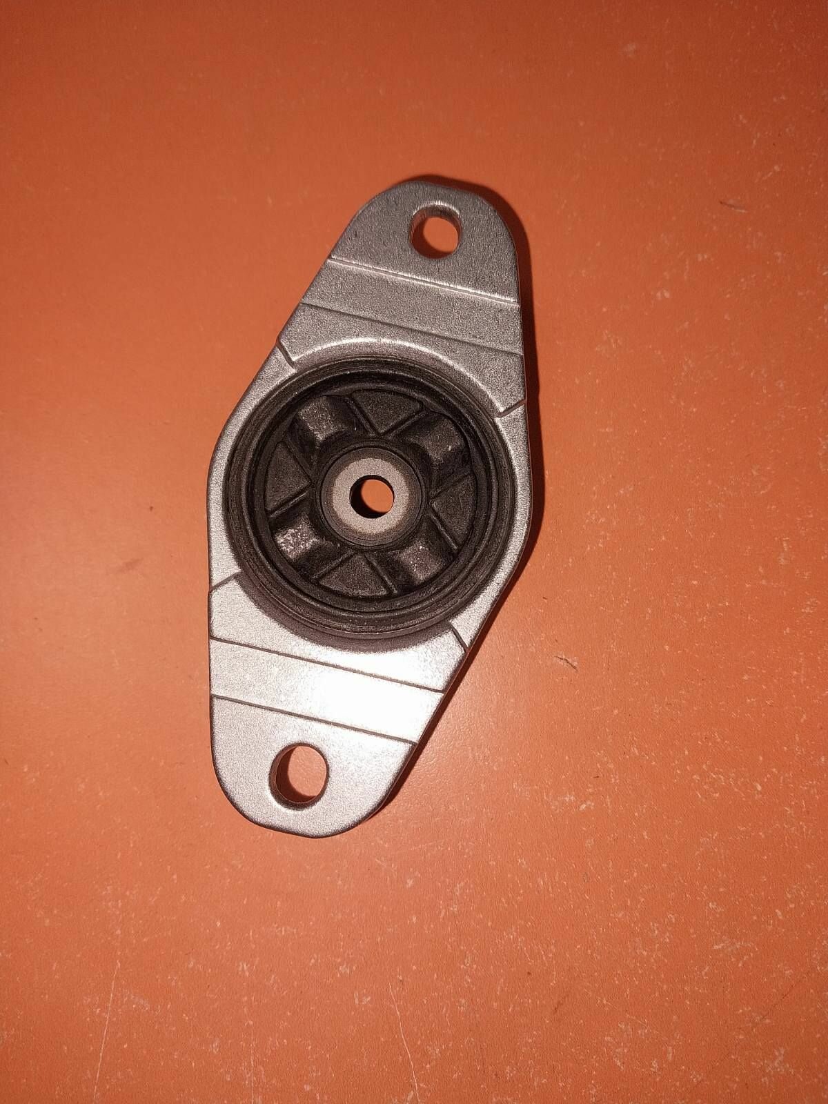 Опора заднего амортизатора Форд Фокус 2 Фокус 3 Мазда 3 БК Ford Focus 2 Focus 3 Mazda 3 BK