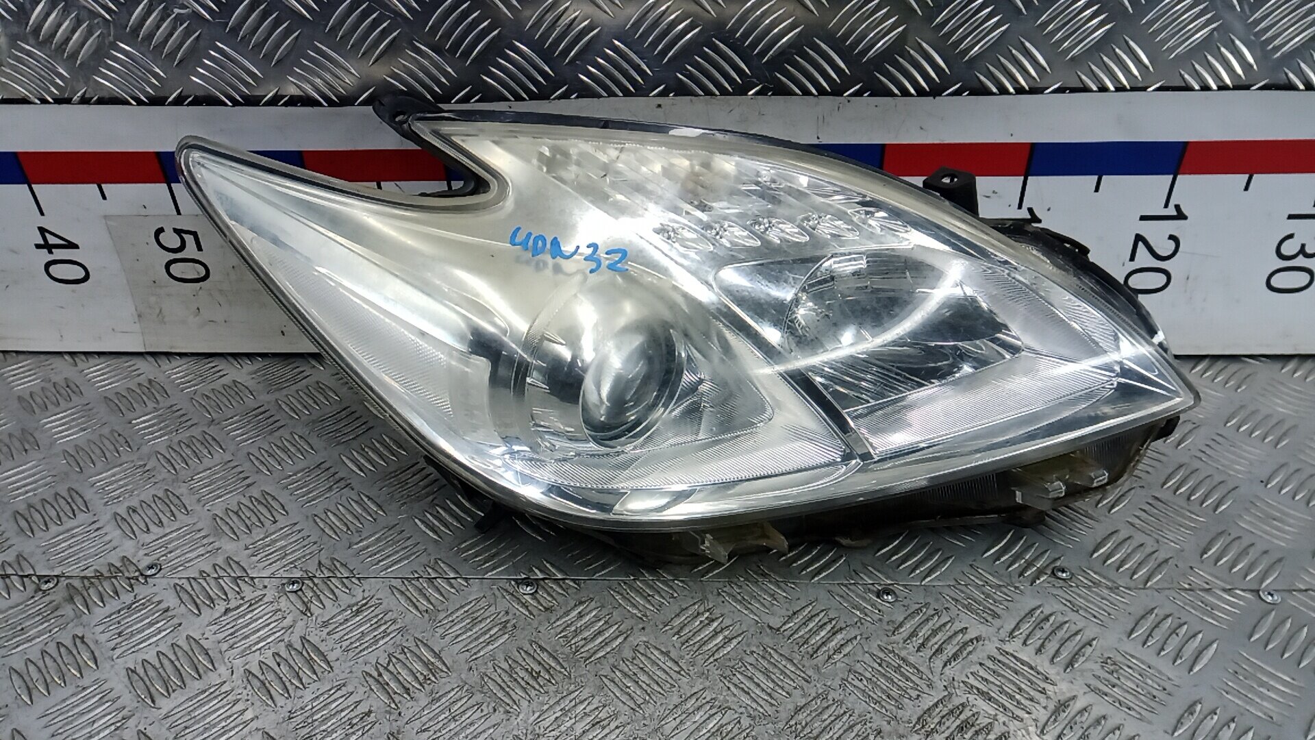 Фара правая TOYOTA PRIUS XW30