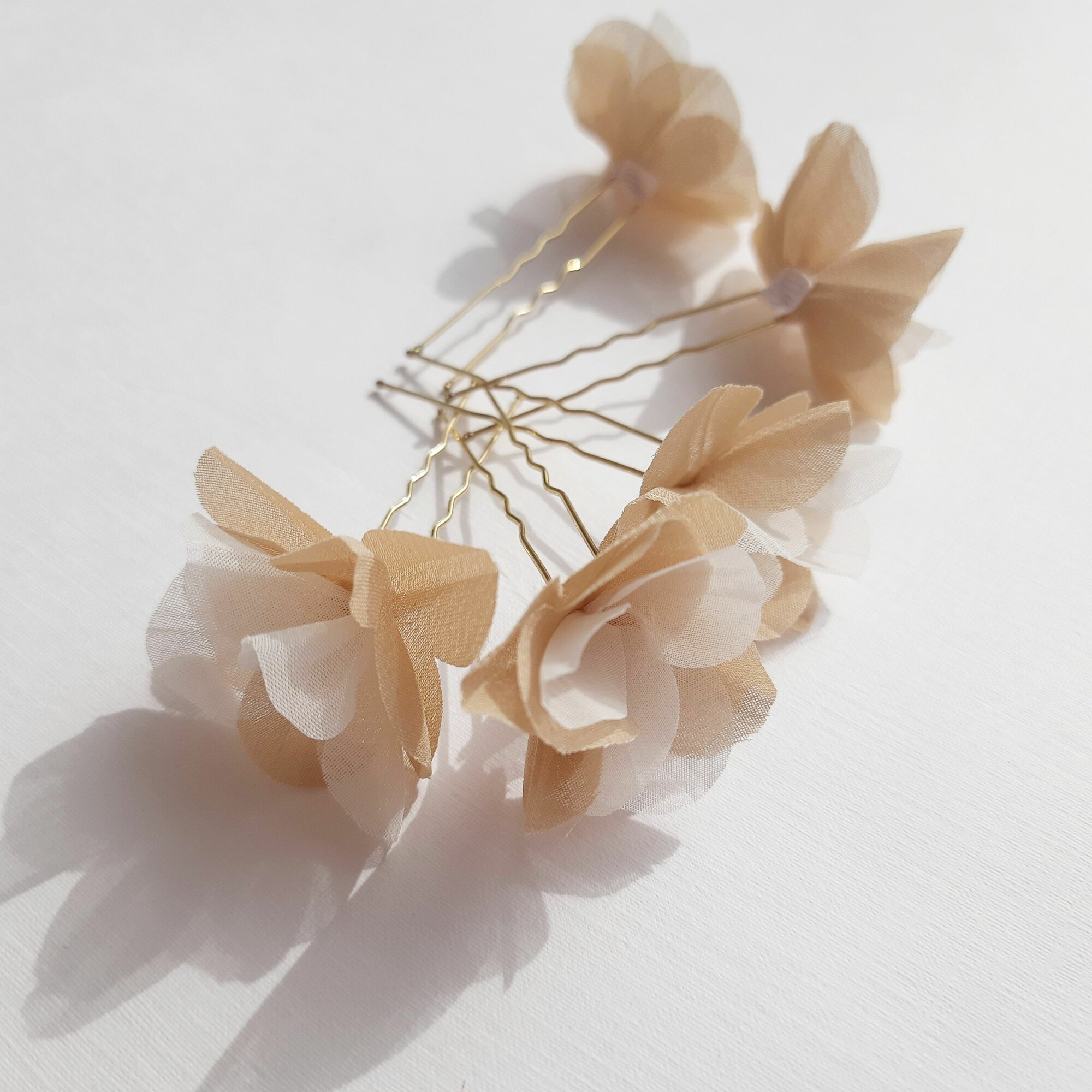 Комплект шпилек с бежевыми цветами