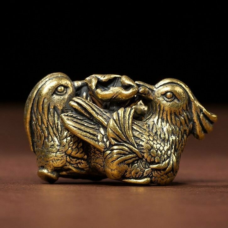 Статуэтка "Утки Мандаринки с кувшинкой", Бронза (5.5*3.1*3.2 см.)