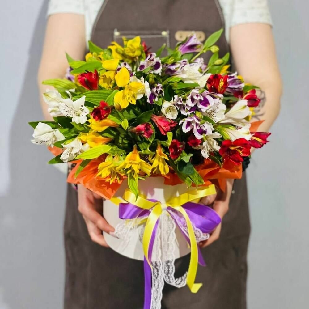 Большой букет альстромерии в шляпной коробке, 21 шт.