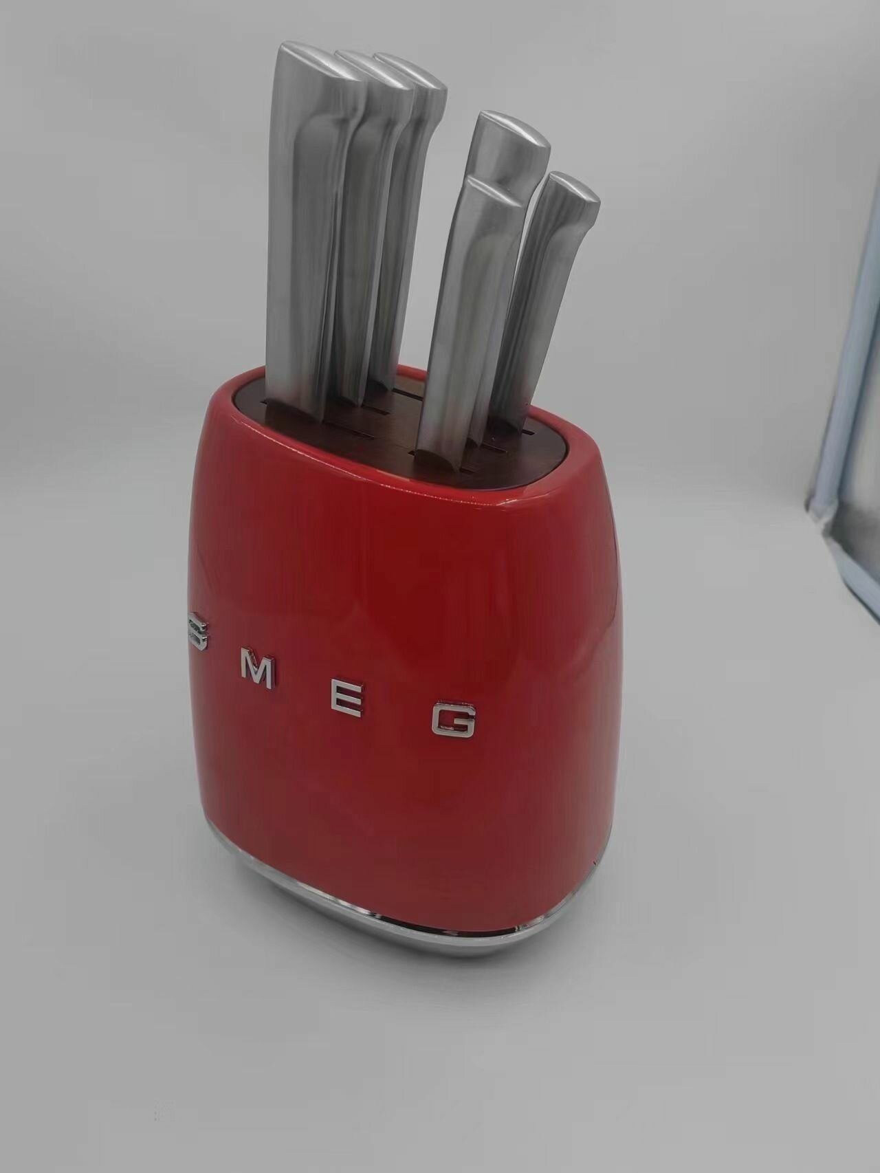 Набор бытовых ножей SMEG из 7 предметов с подставкой, красный