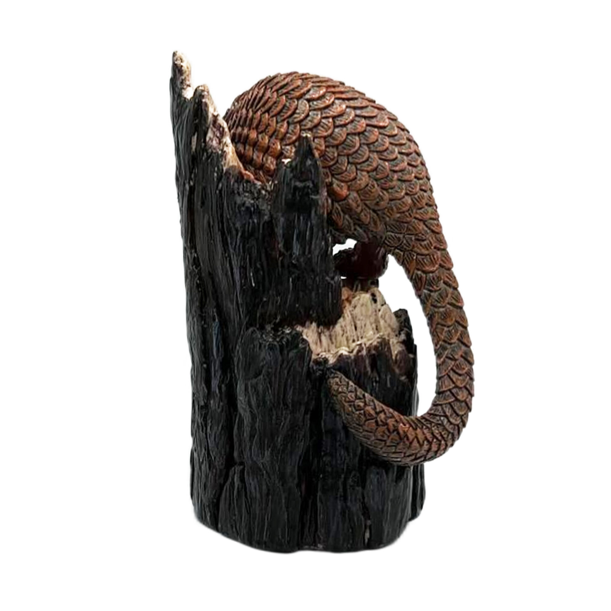 Фигурка-Панголин ящер сидит на пне