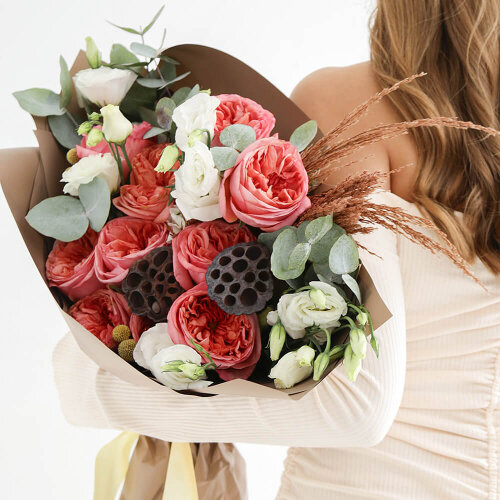 Букет "Авторский №12", сухоцветы, пионовидные розы, эустомы, лотосы