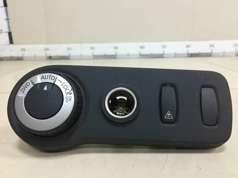 Кнопка многофункциональная Renault Duster 2012 кат.номер: 8200796642 251630024R