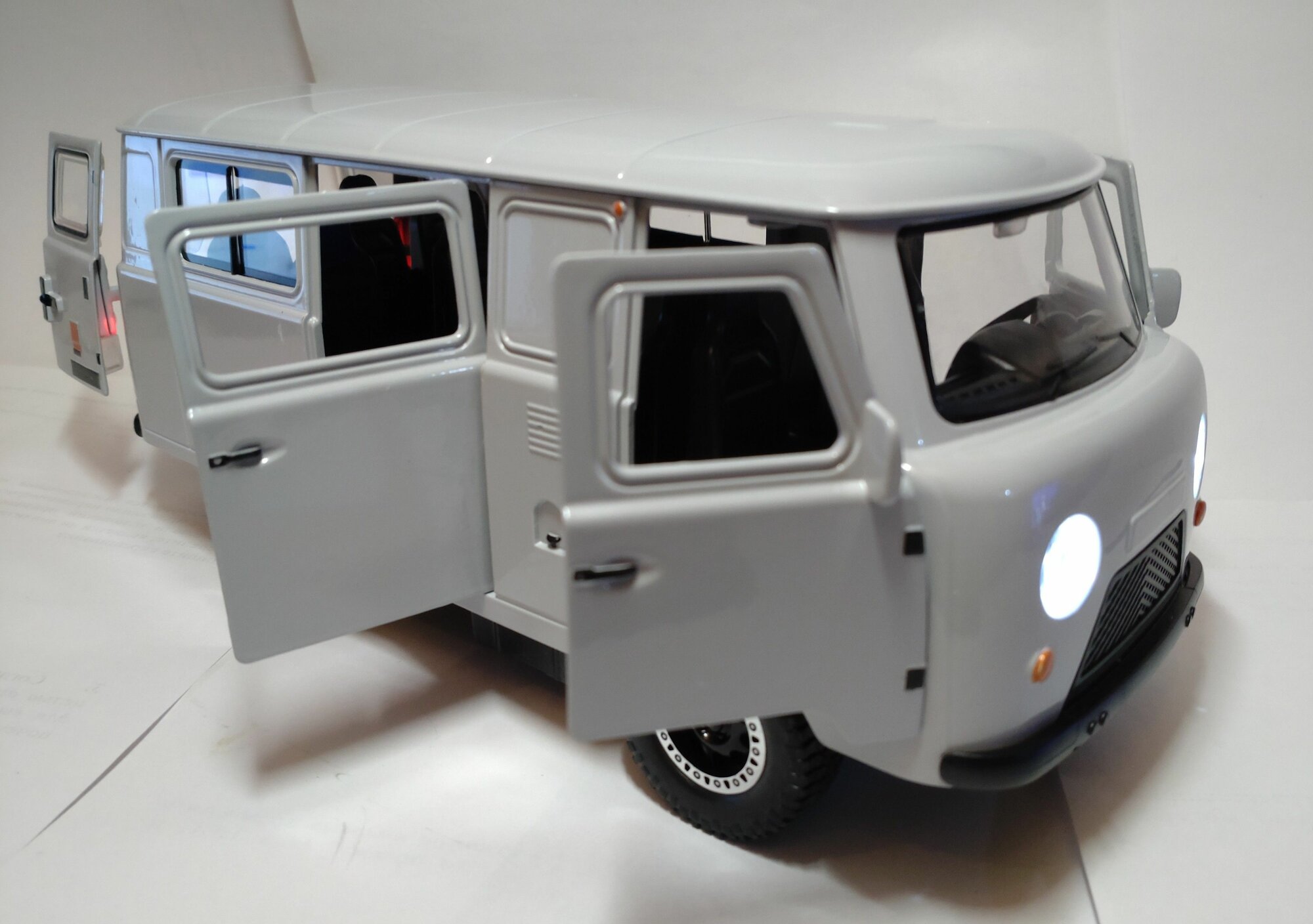 Микроавтобус УАЗ -452 буханка, металлическая модель 1:18, Большая - длина 26 см, открываются двери, задние двери, , световые и звуковые эффекты.