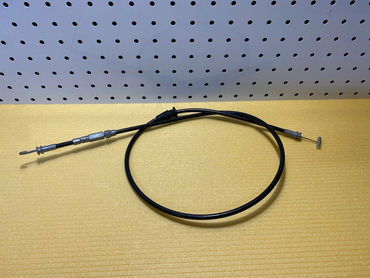 Трос замка капота для грузовиков МАН ТГС ТГХ (MAN TGS TGX) L1040 mm