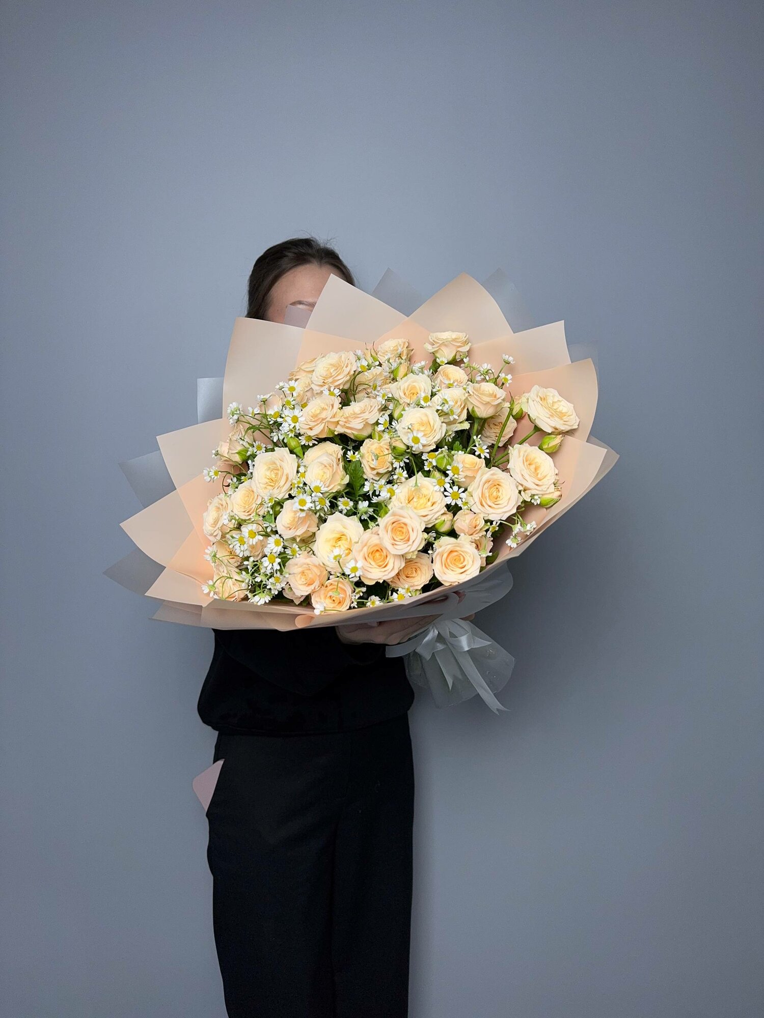 FRESH FLORA Букет Букет «Белое Облако» – 10 кустовых роз с танацетумом для торжества с доставкой