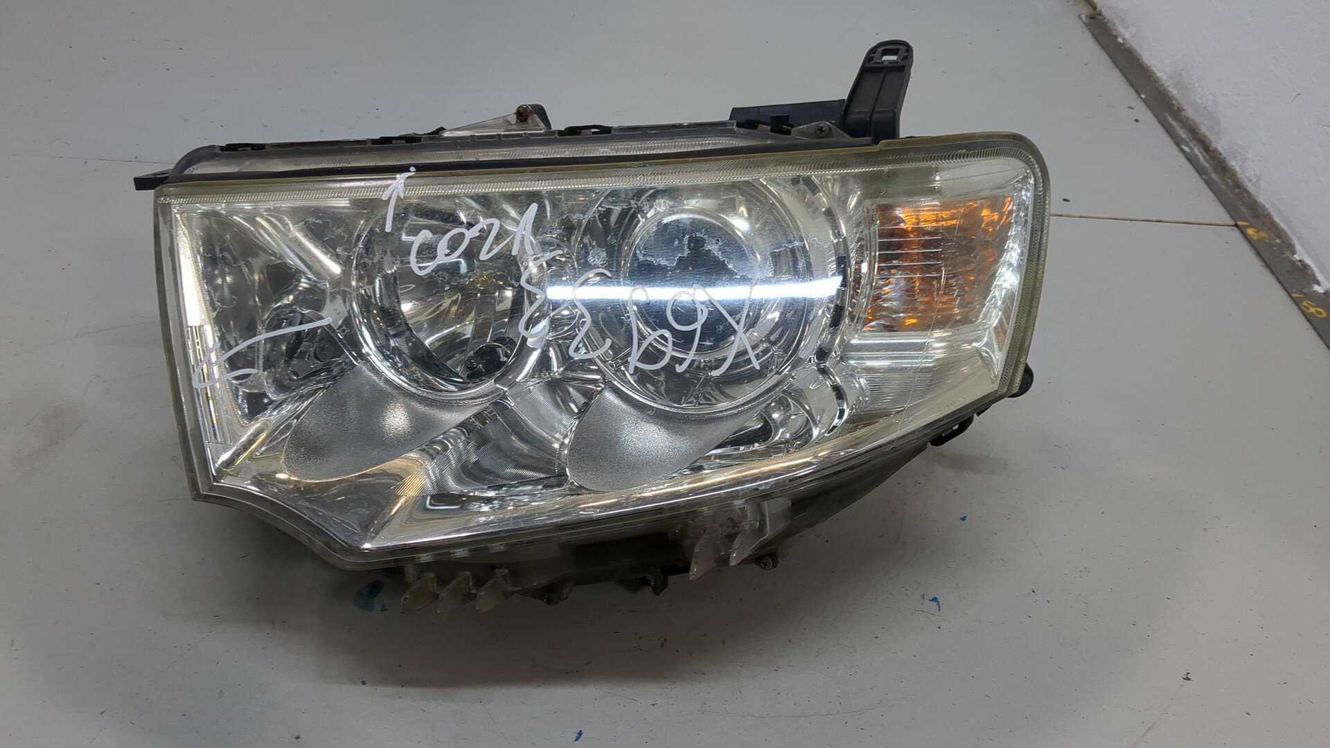 Фара (передняя) левая Mitsubishi L200 Б/У