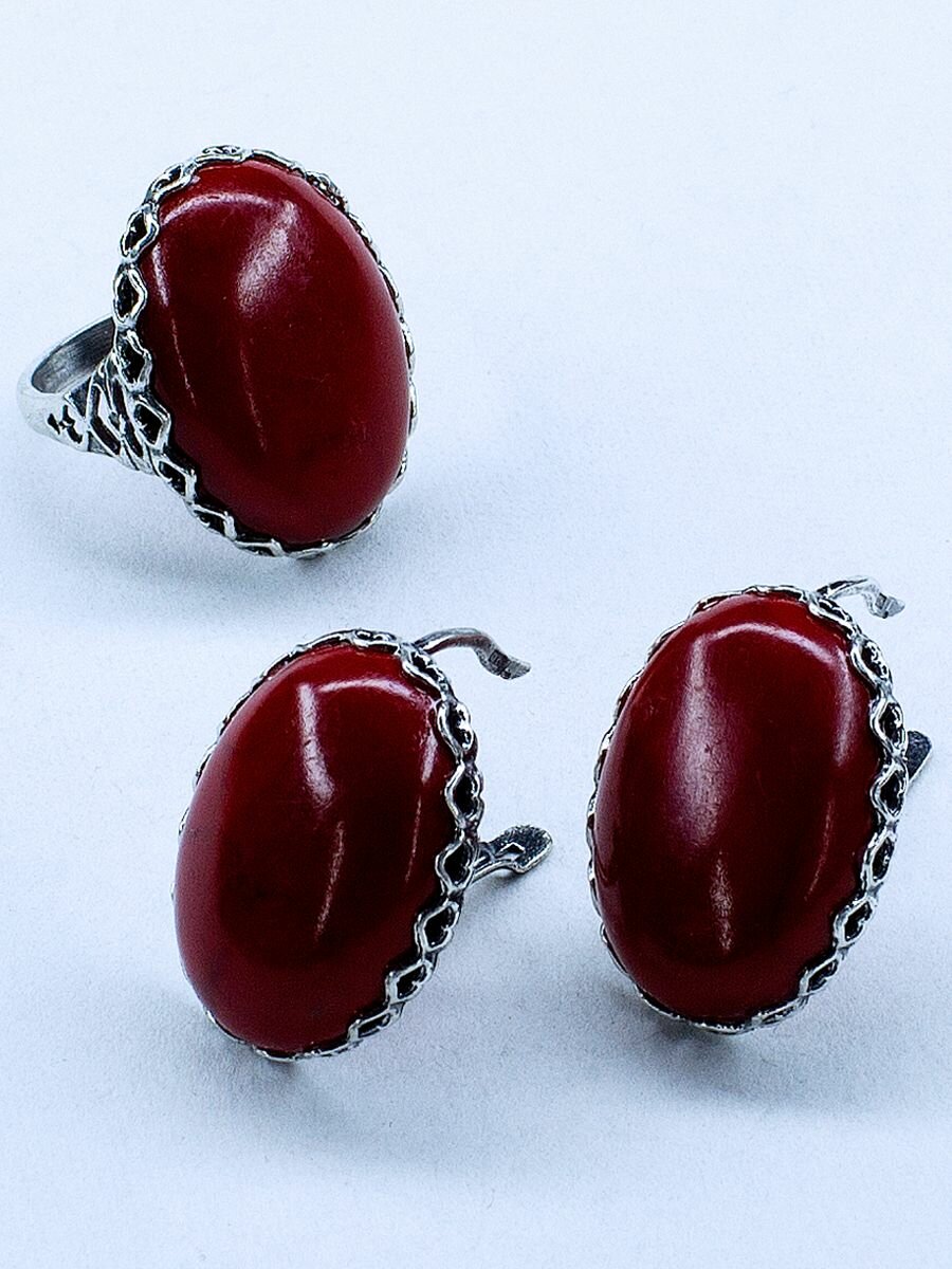 Комплект бижутерии: серьги, кольцо, коралл, искусственный камень