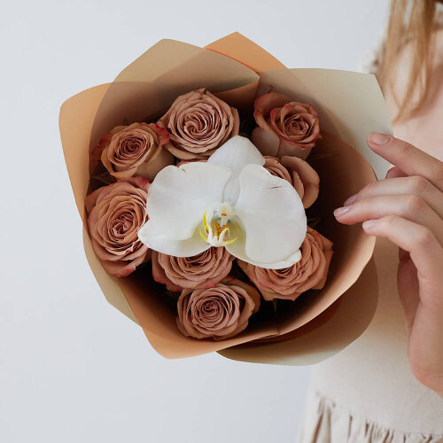 Букет Venus in Fleurs "Кофейные розы с орхидеями", 9 цветов, высота 40 см