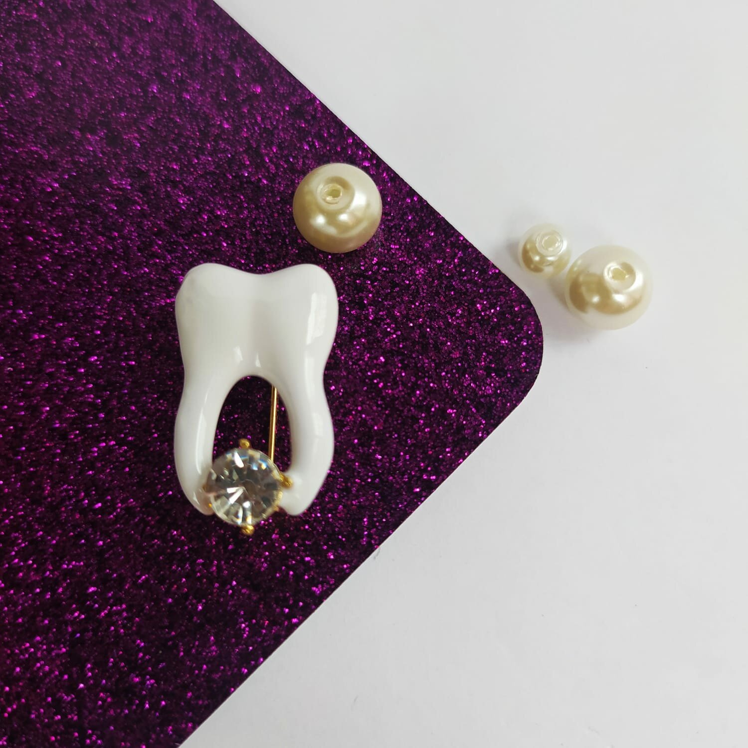 Брошь, эмаль, стразы