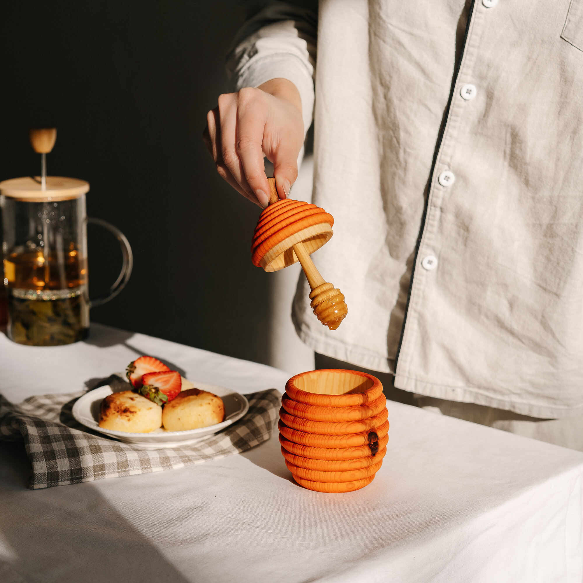 Кубышка для меда, соли, специй, пряностей из древесины кедра с ложкой для меда. KD5