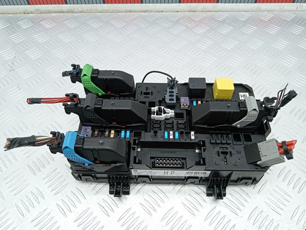 Блок предохранителей Opel Astra H 13220830 арт. 1932663