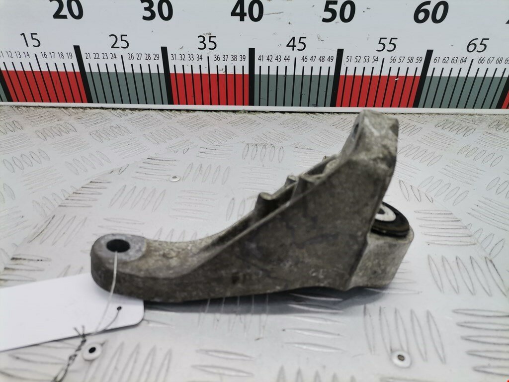 Кронштейн (крепление лапа траверса) кпп Ford Focus 2 3M516P093AE арт. 2067866