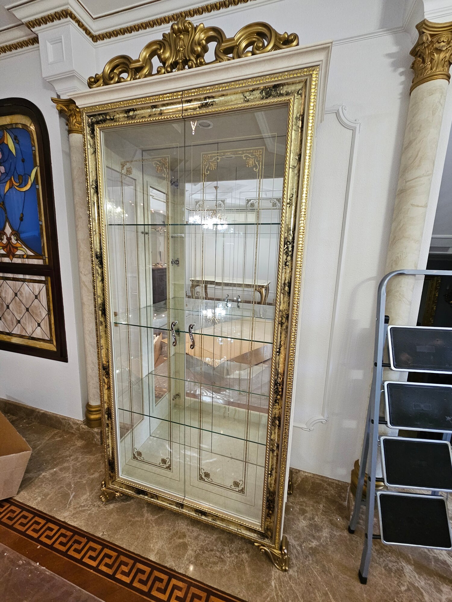 Витрина 2-дверная Катя бежевый с золотом глянец, фабрики Диа Мебель, Россия.