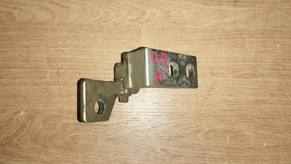 Петля двери передняя правая нижняя Opel Corsa D 20 13180568