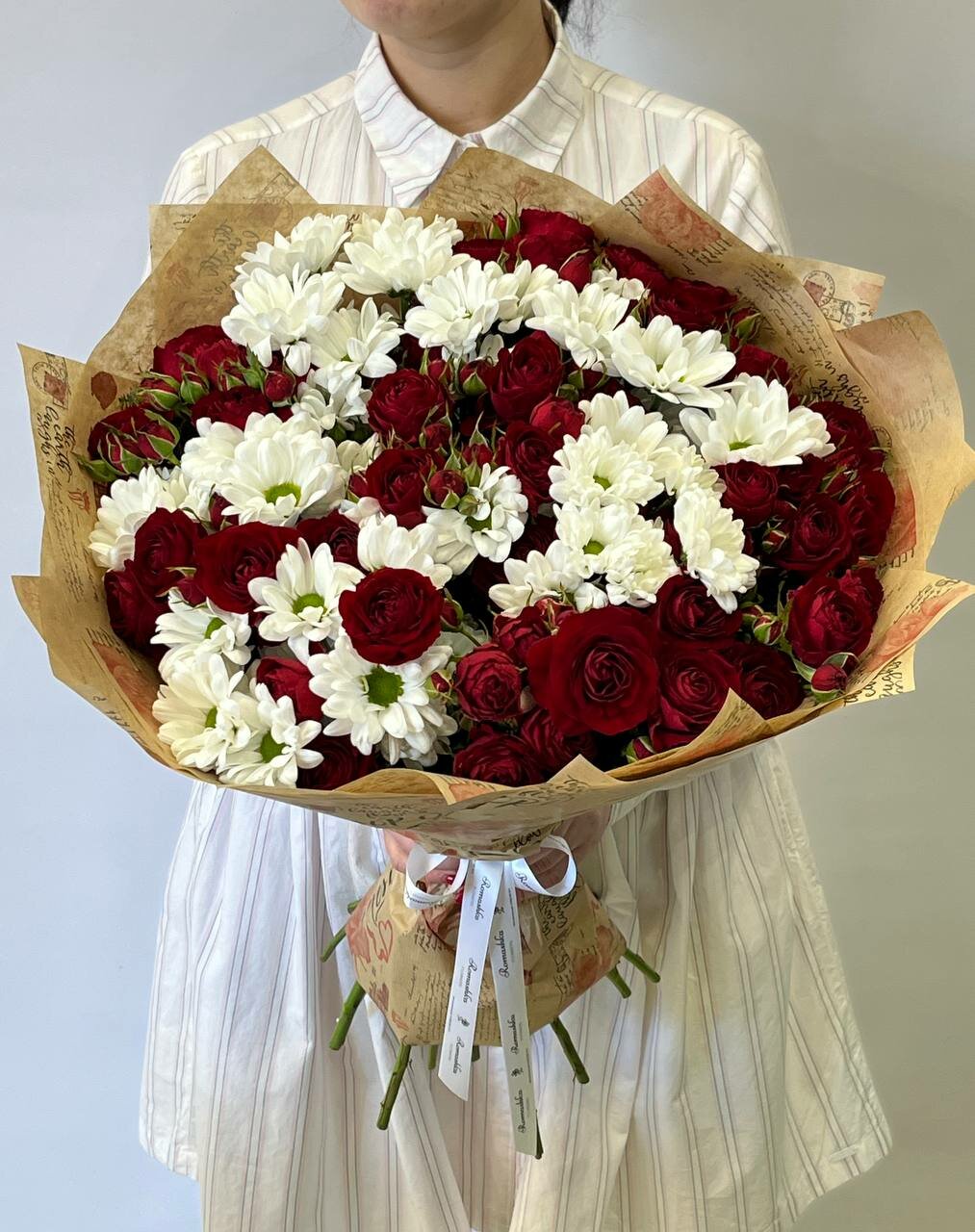 Букет из кустовых хризантем и роз «Дороти» - S (до 30 см)