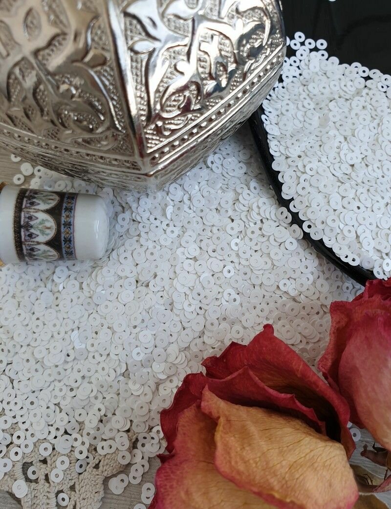 Пайетки круглые 4 мм, плоские #1004. Упаковка 3 грамма. Италия