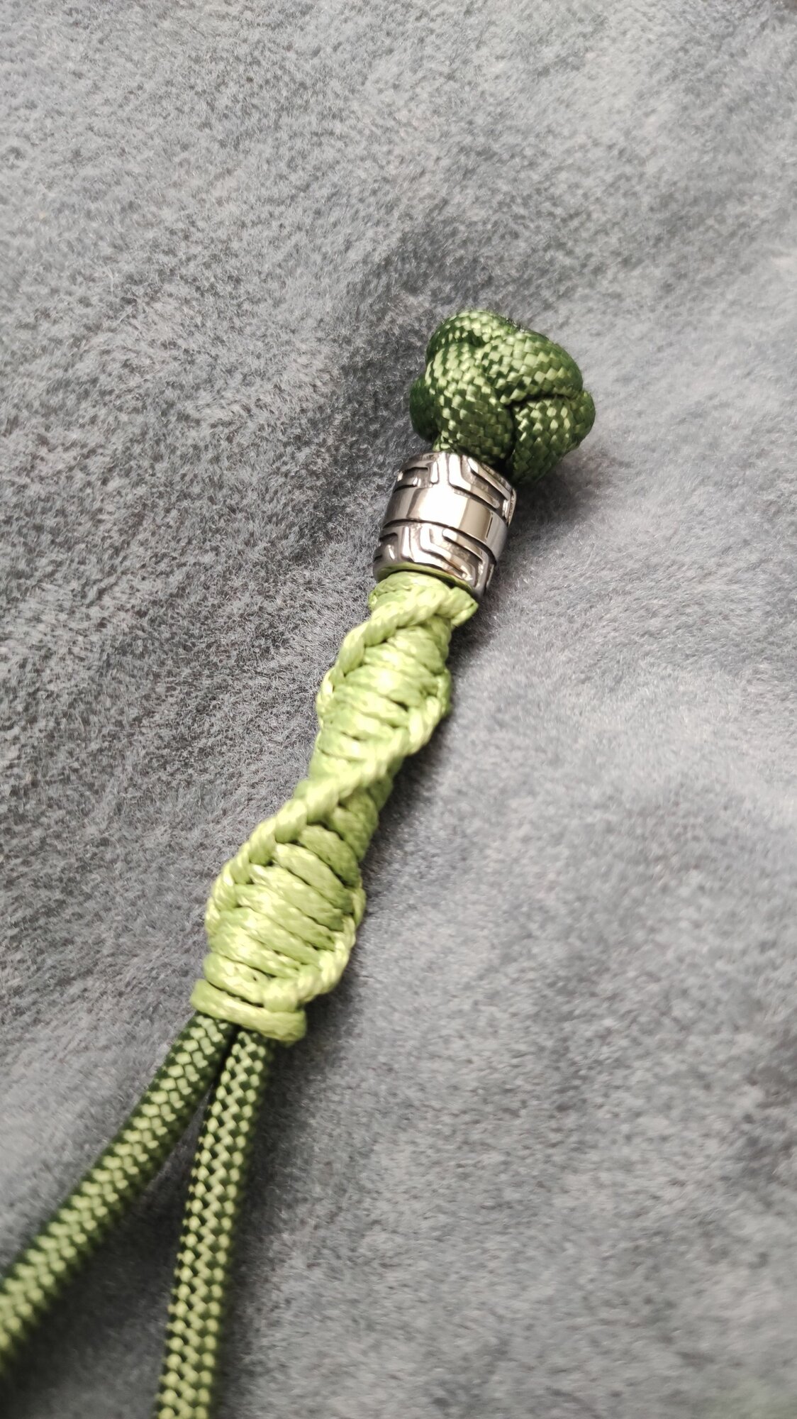 Темляк-брелок, ручная работа, паракорд 4 мм, бусина "Пандора", оливковый цвет