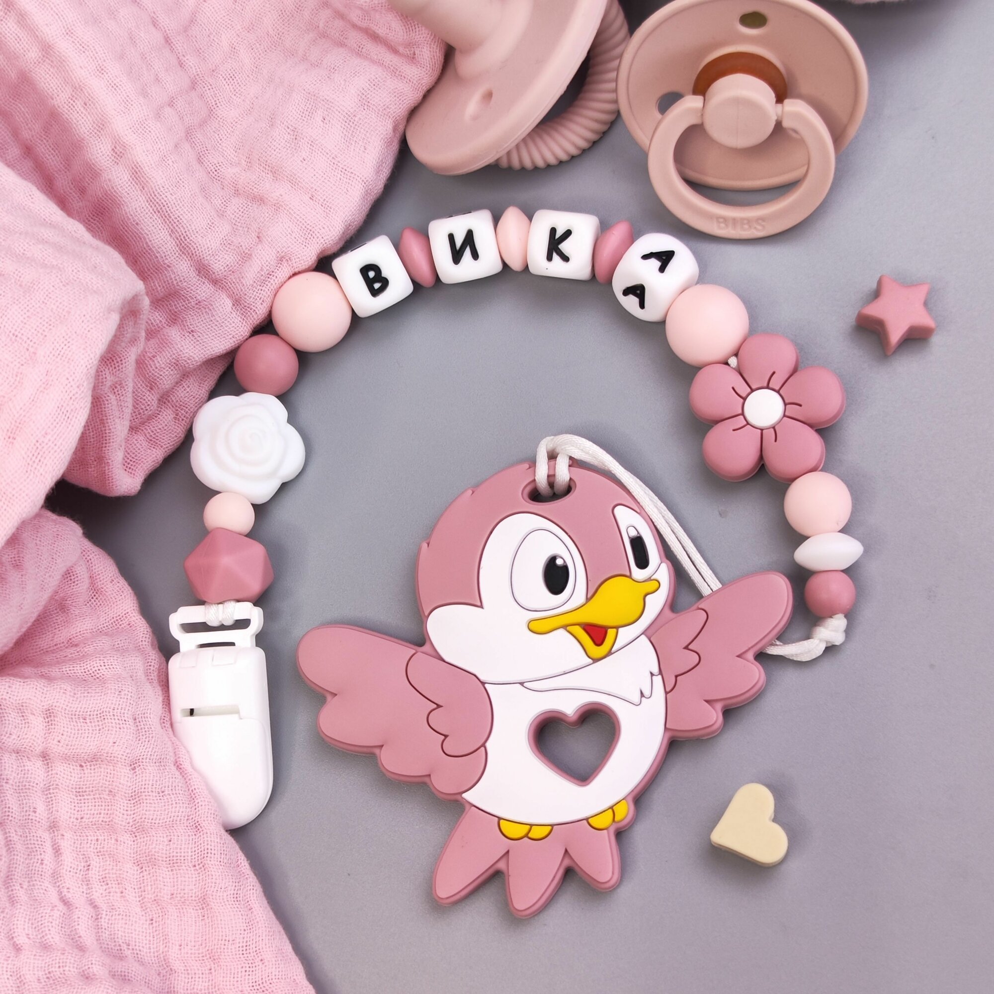 Именной силиконовый держатель для пустышки с грызунком - Виктория, Вика, для новорожденных, прорезыватель