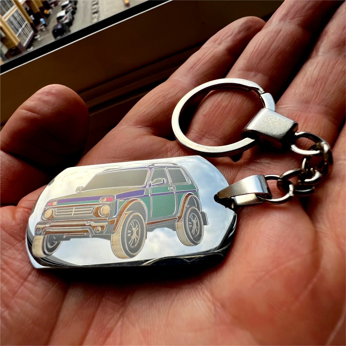 Металлический брелок Лада Нива 4х4 серебряный с гравировкой для ключей