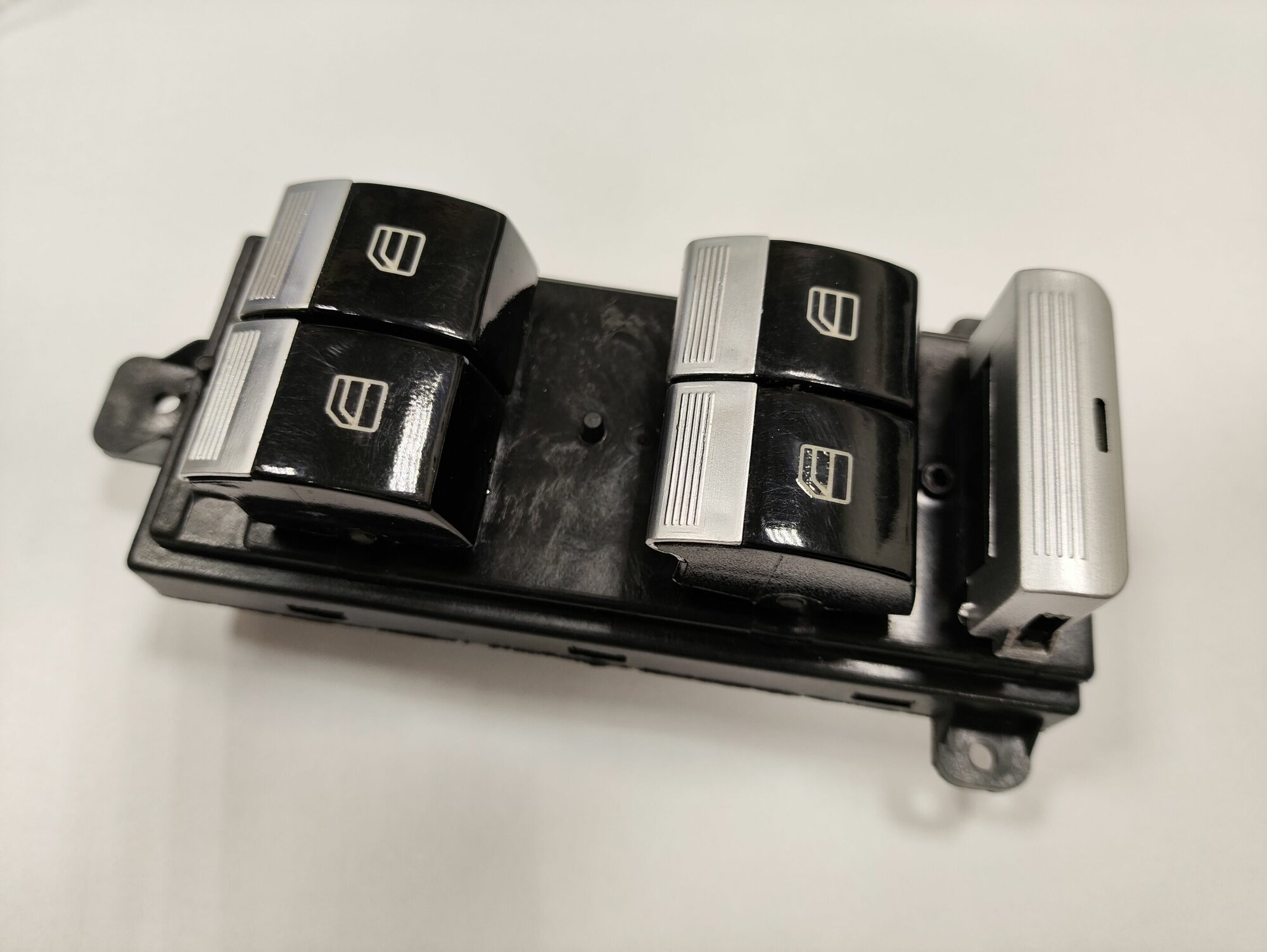 Блок управления стеклоподъемниками (кнопки) Lifan X60 [1.8 16V 5MT внедорожник] B3746120A2