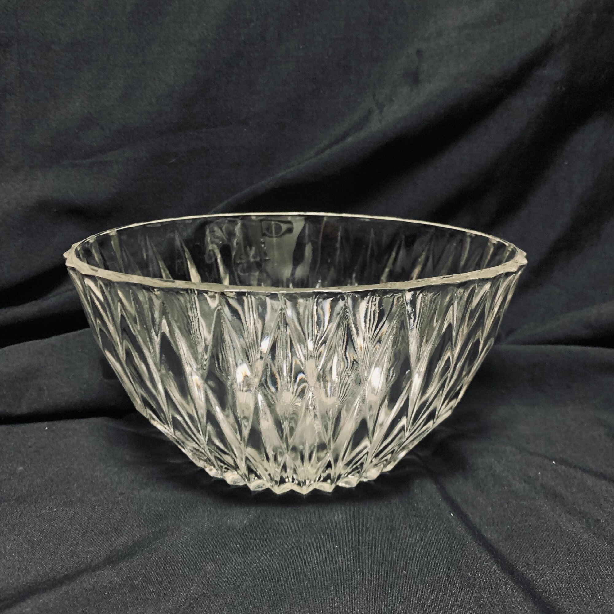 Стеклянный высокий салатник "Розоватые грани"