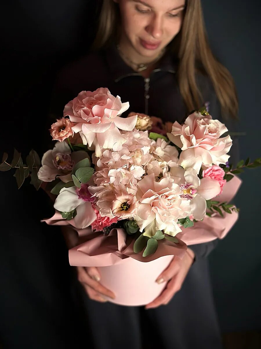 Композиция из живых цветов в коробке "Шляпник" с французской розой, гортензией и орхидеей