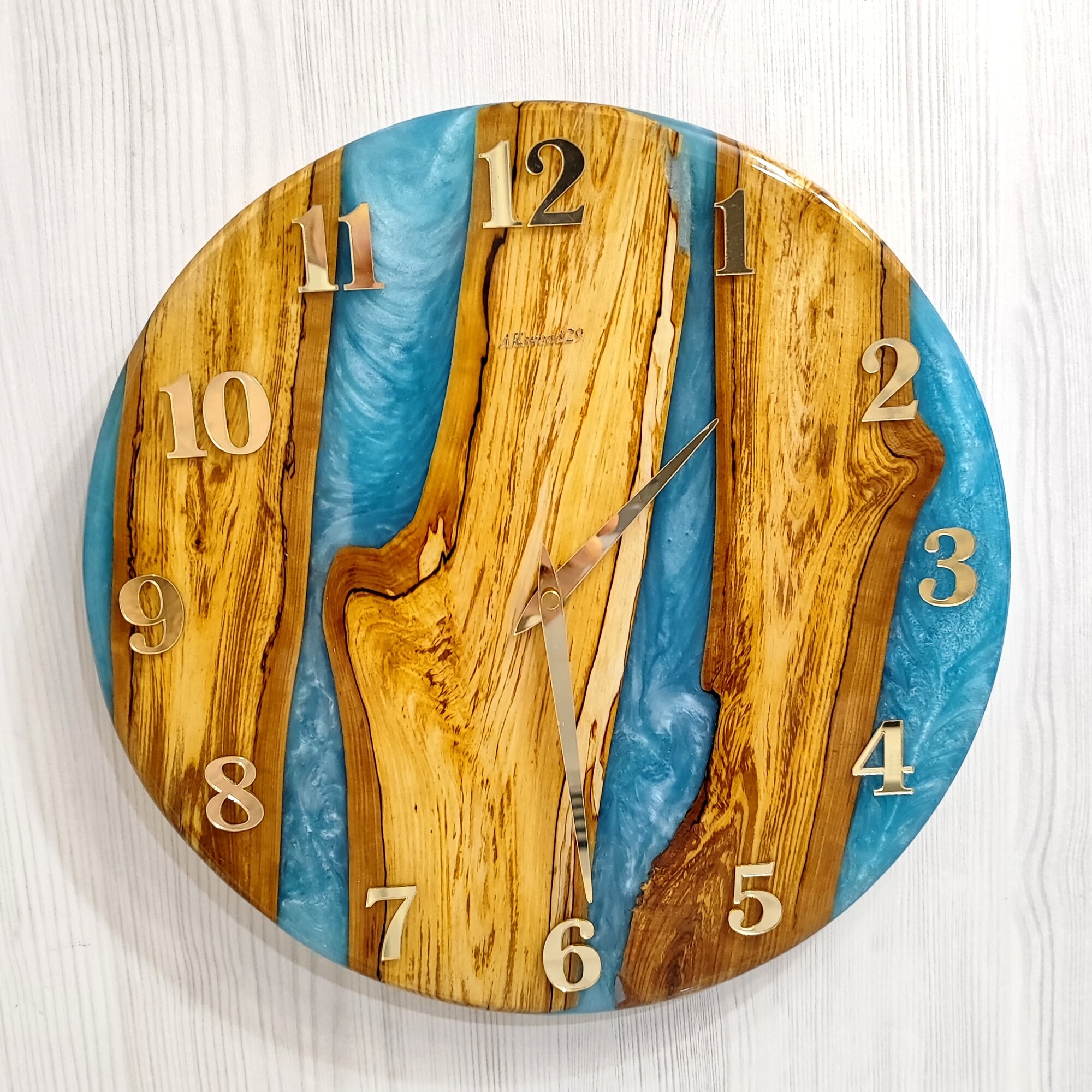 Часы настенные ручной работы из дерева и эпоксидной смолы "Голубая рябина 35", диаметр 35 см.