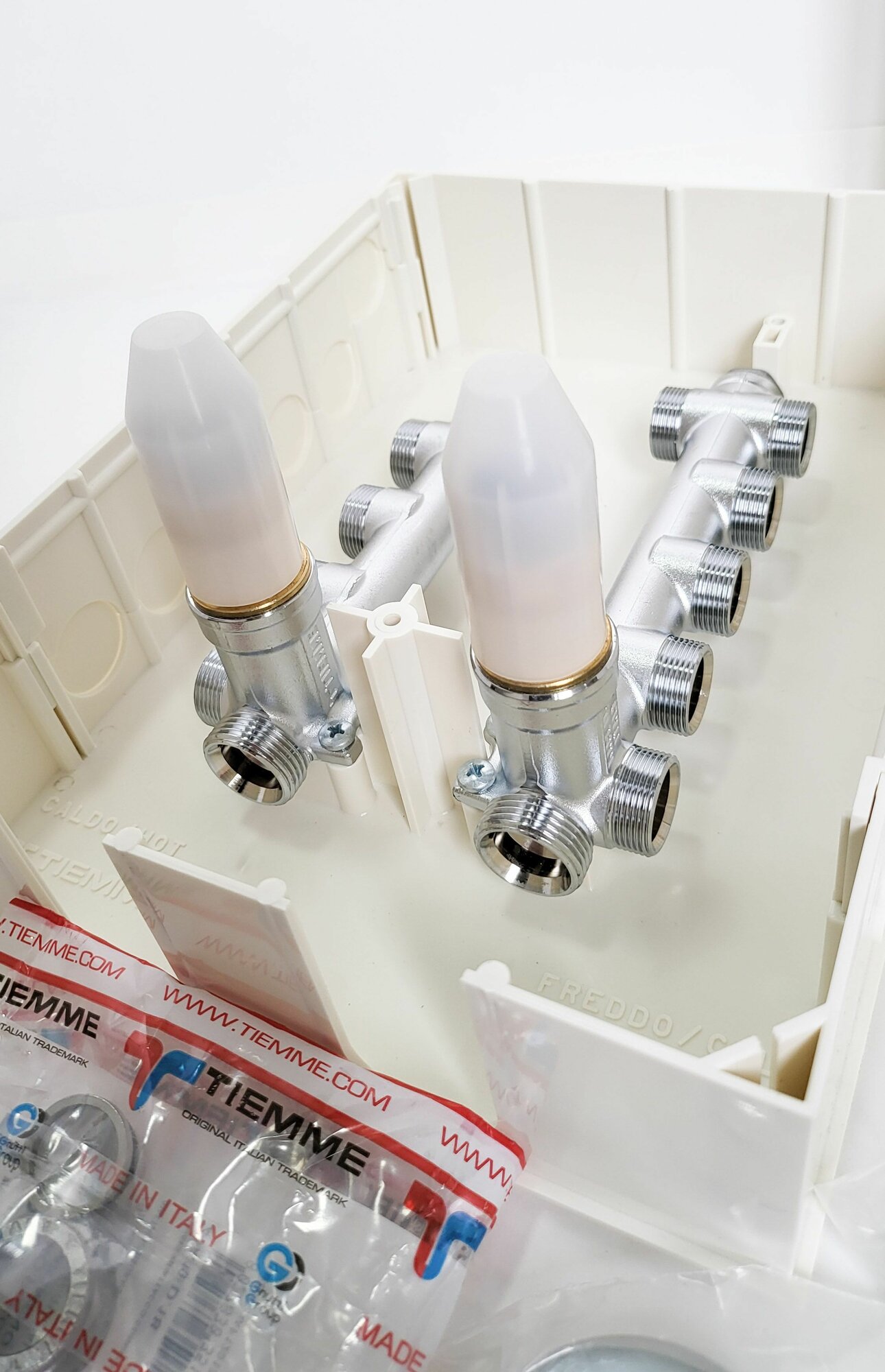 Коллектор для воды Tiemme (5+1 холодных, 4 горячих выхода) 3/4" и 24*19 (18) мм с евроконусами Luxor (10шт)