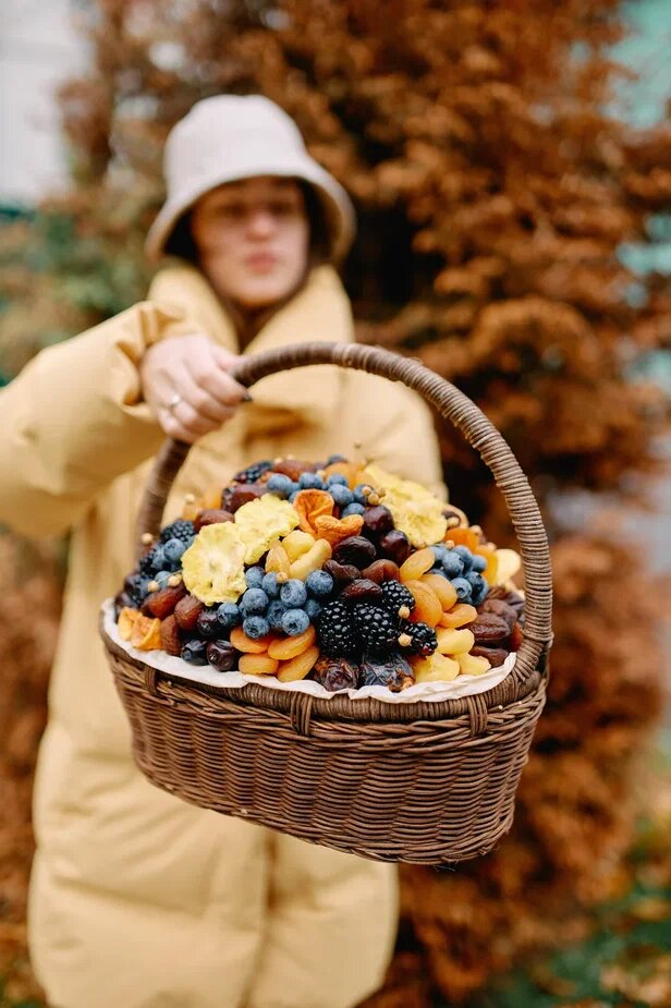 Корзина “Сахара с ягодами” из сухофруктов и свежих ягод, размер XL, 30 см, от Vegato Studio